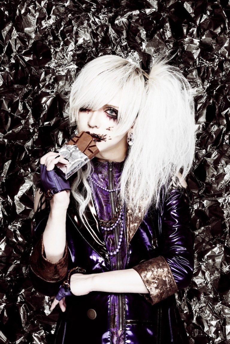 XaaXaa - New single "Doku choco" and new look - Crimson Lotus - Visual ...