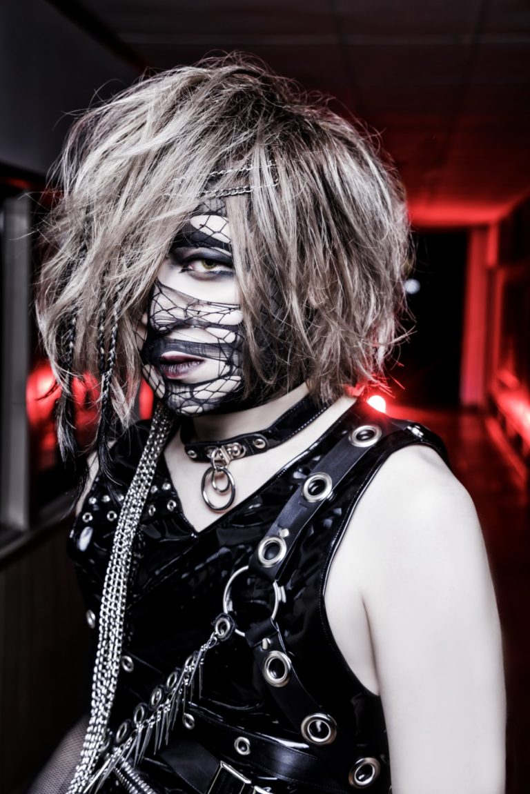 Karasu - New MV "Dareka oshiete" and new look - Crimson Lotus - Visual ...